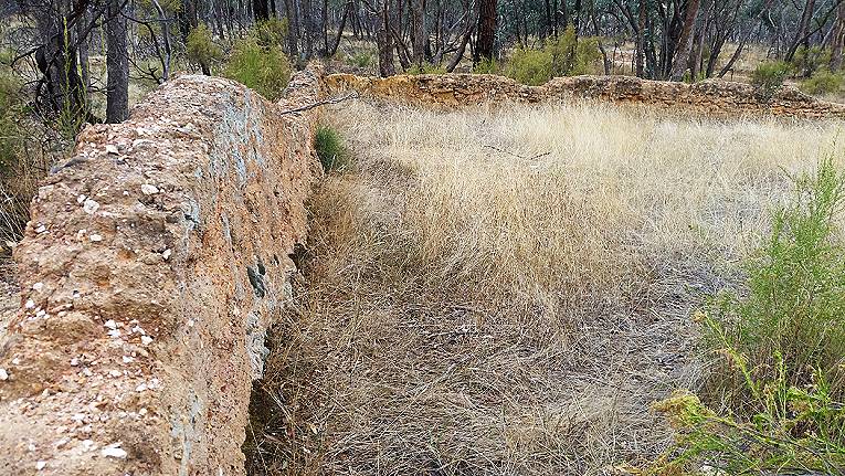 Brogan's Mud Brick Fence | Goldfields Guide