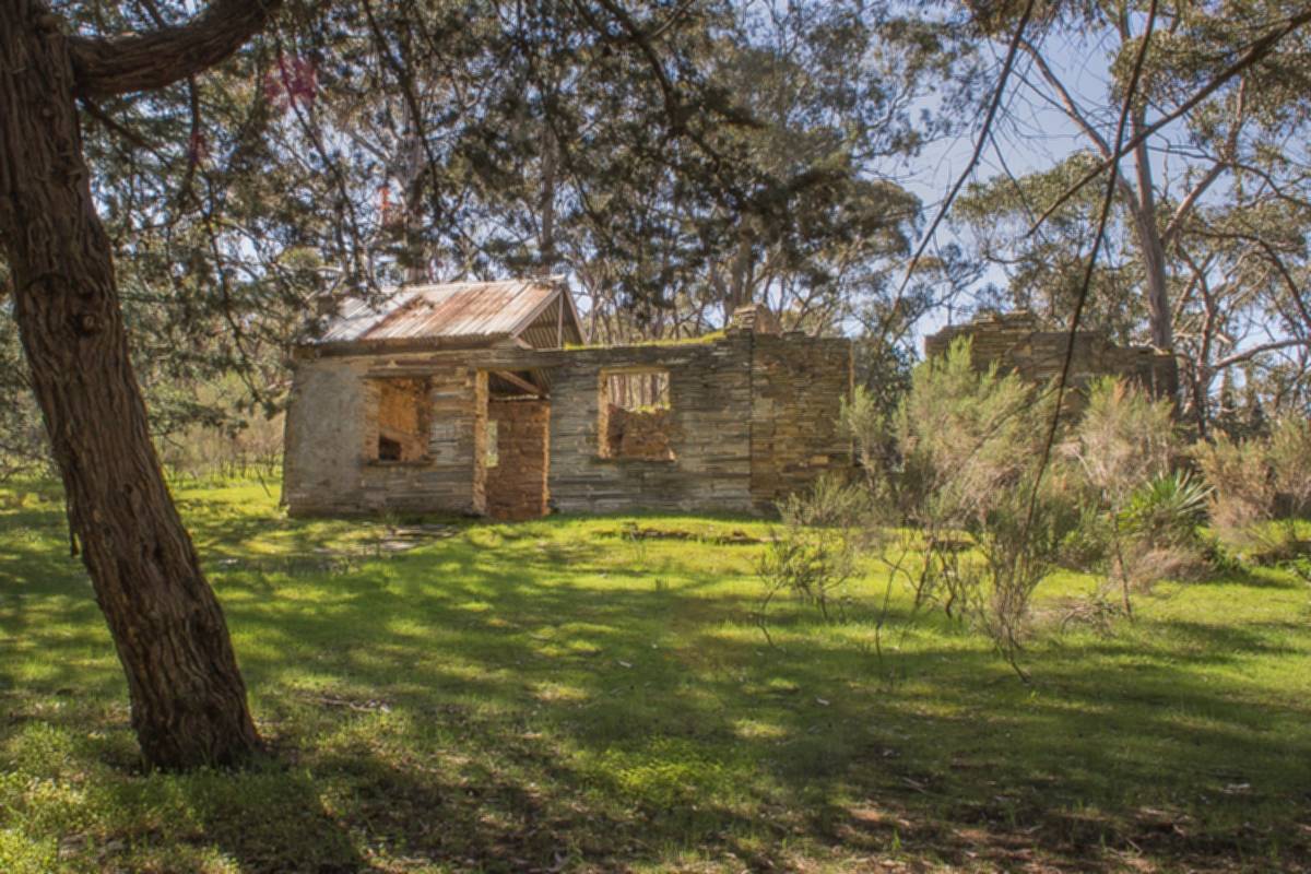 Specimen Gully Ruins and Gold Memorial | Goldfields Guide