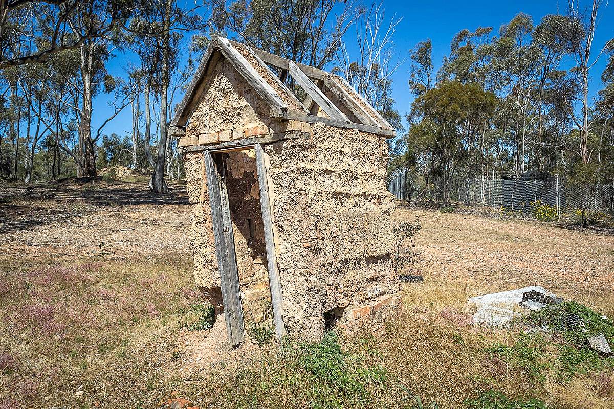 Wonky Old Mud Brick Dunny | Goldfields Guide