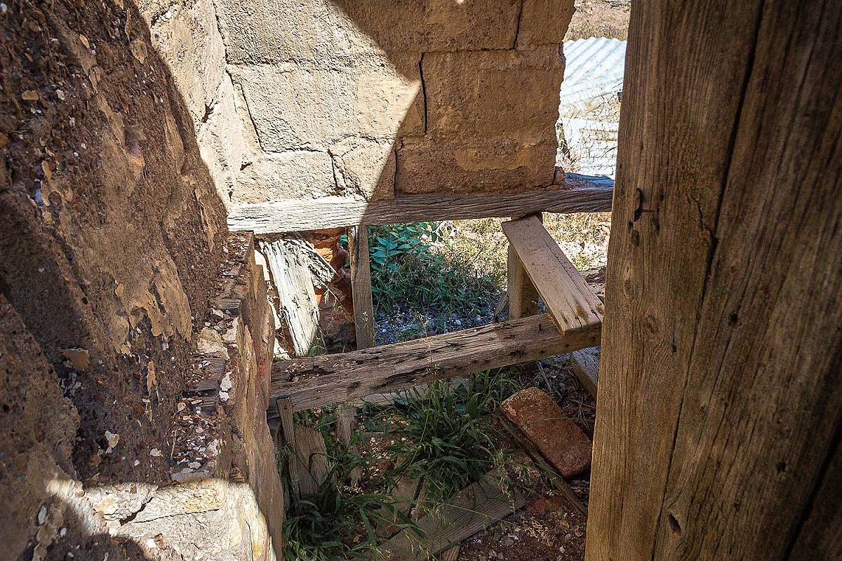 Wonky Old Mud Brick Dunny | Goldfields Guide