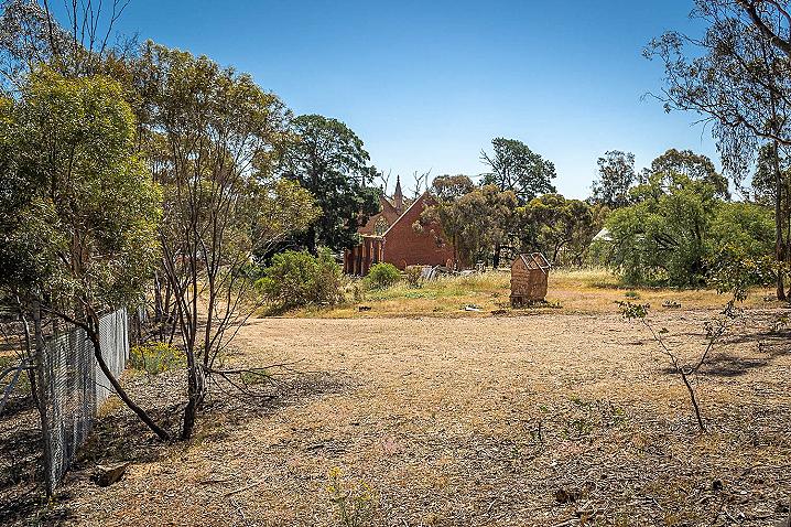 Wonky Old Mud Brick Dunny | Goldfields Guide