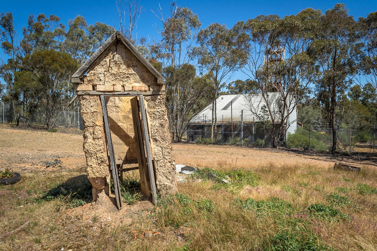 Wonky Old Mud Brick Dunny | Goldfields Guide